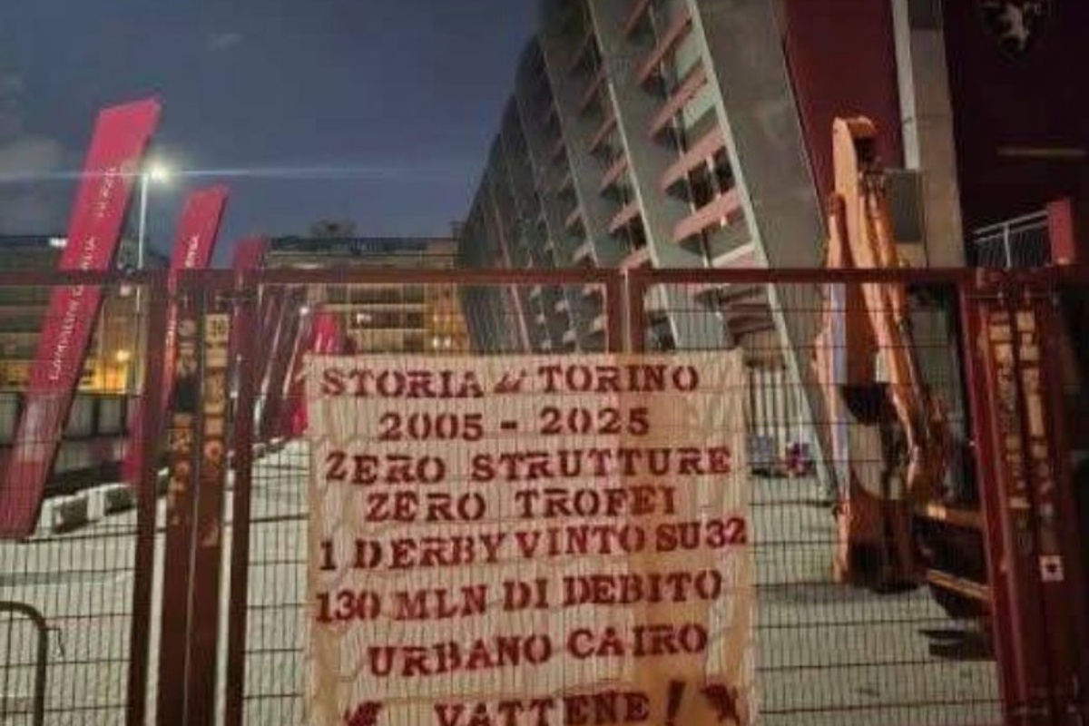 Uno striscione contro Cairo in giro per Torino: "Zero strutture, zero ...